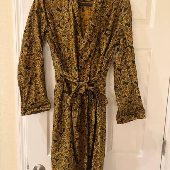 VTG State of Maine | Other | Elegant Gold And Black Mens Robe | Poshmark